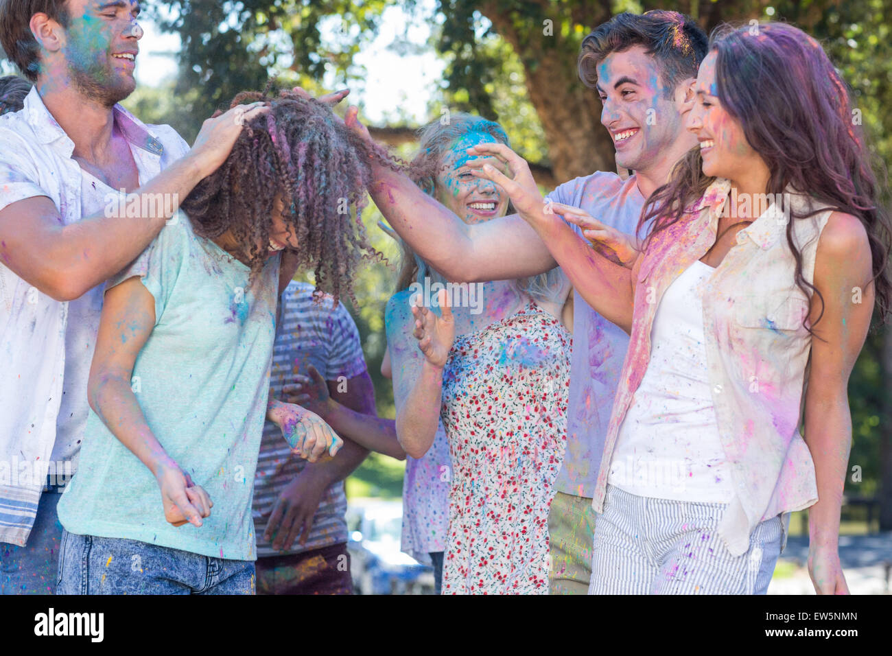 Friends throwing powder paint Stock Photo - Alamy