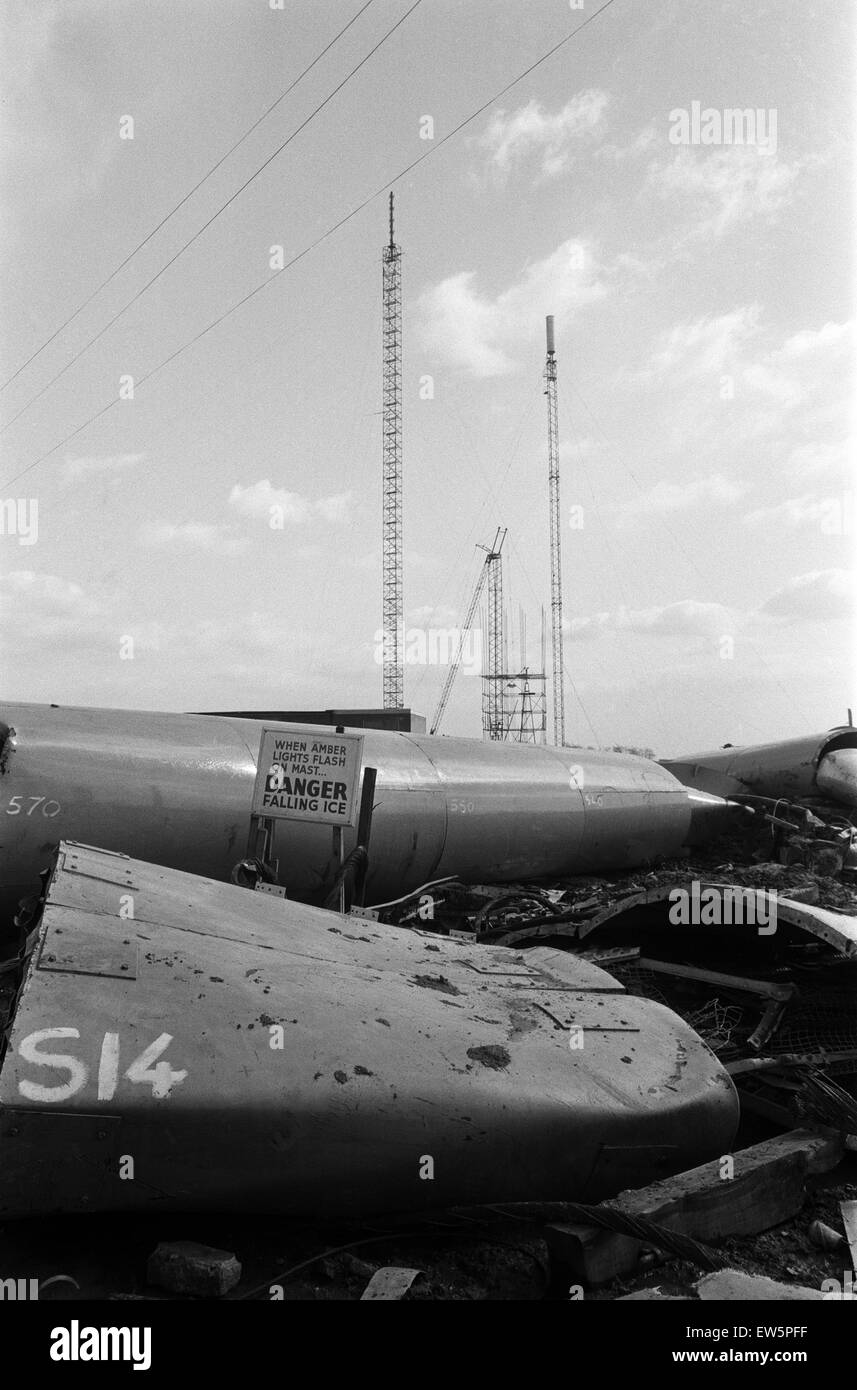The collapsed Emley Moor transmitting station mast lies on the ground ...