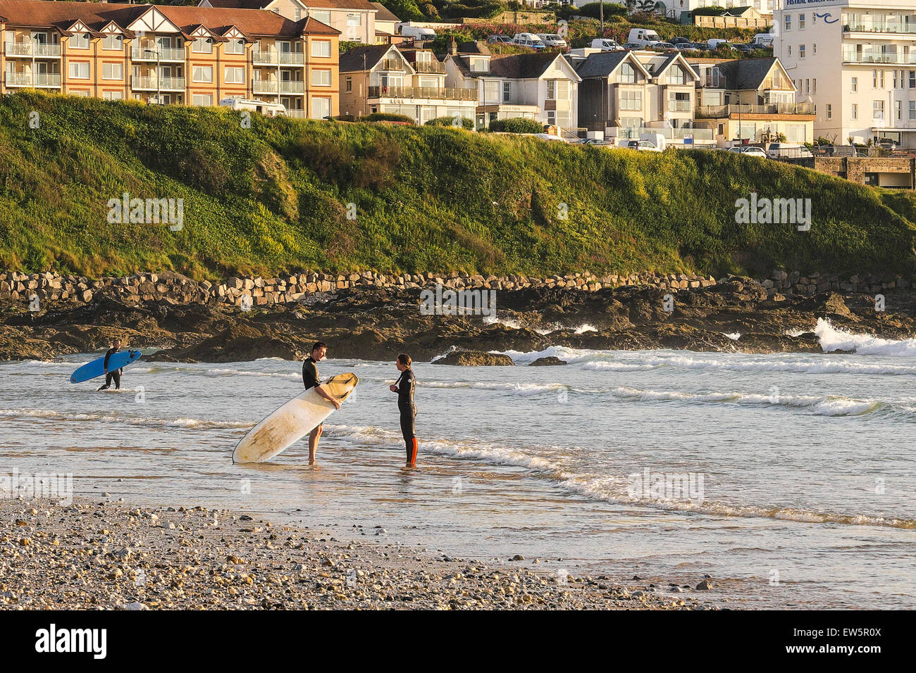 Surfers talking on Fistral Beach in Newquay, Cornwall Stock Photo - Alamy