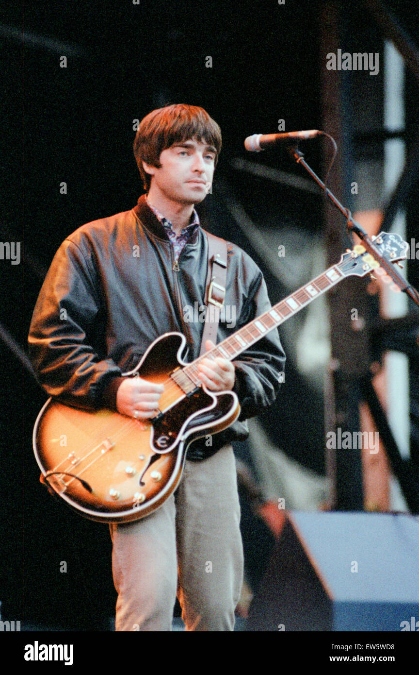 Noel gallagher 1990s hi-res stock photography and images - Alamy