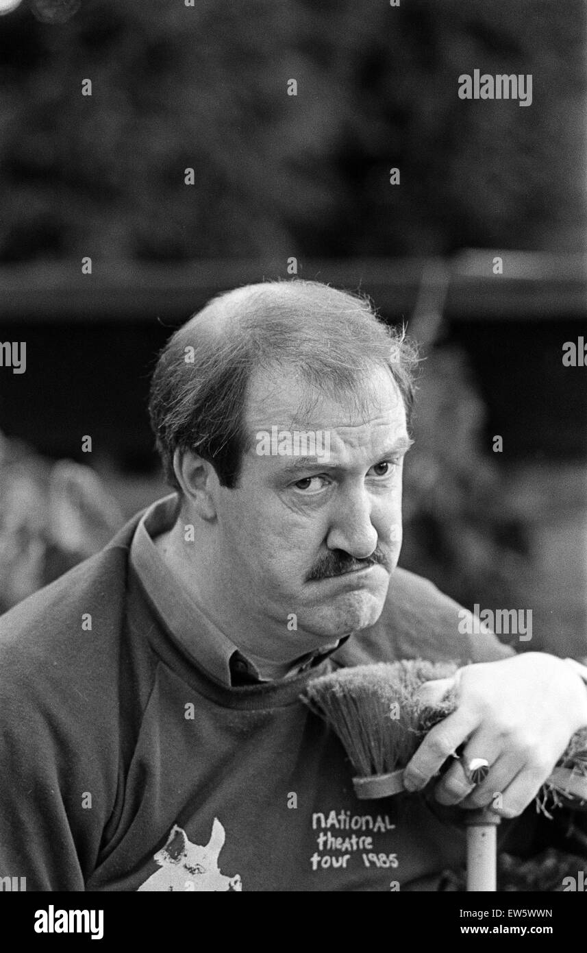 Actor Gordon Kaye in Huddersfield. 4th November 1985 Stock Photo - Alamy