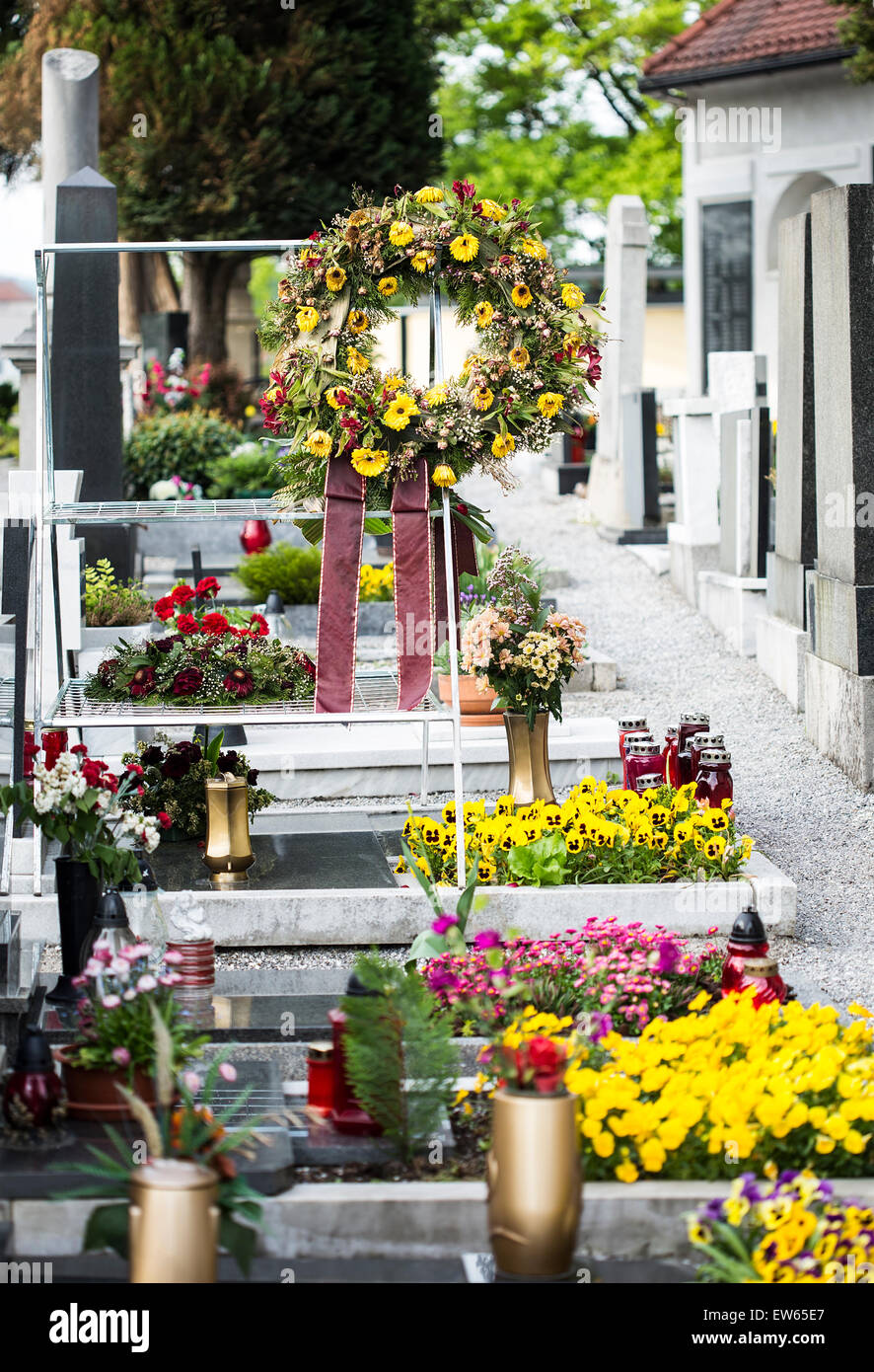 Funeral bouquet at the graveyard Stock Photo - Alamy