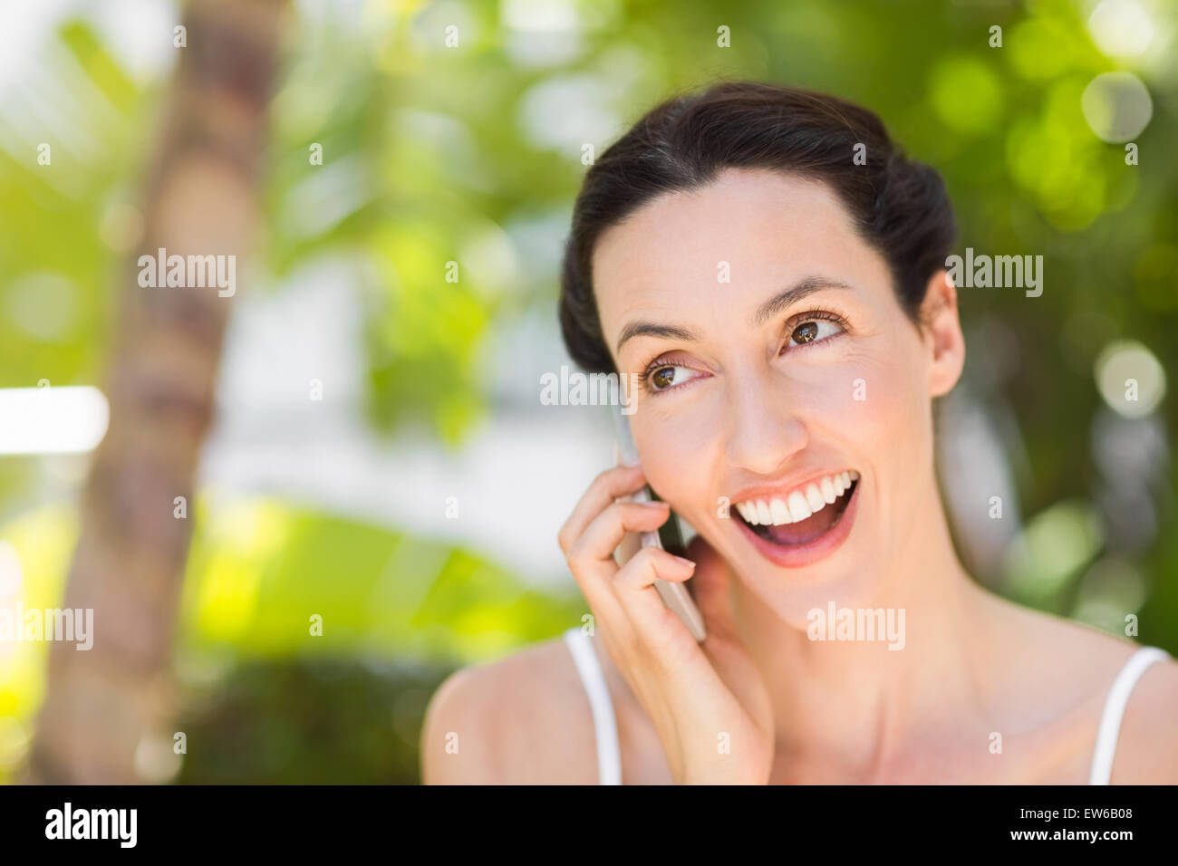 woman in white using her phone Stock Photo - Alamy