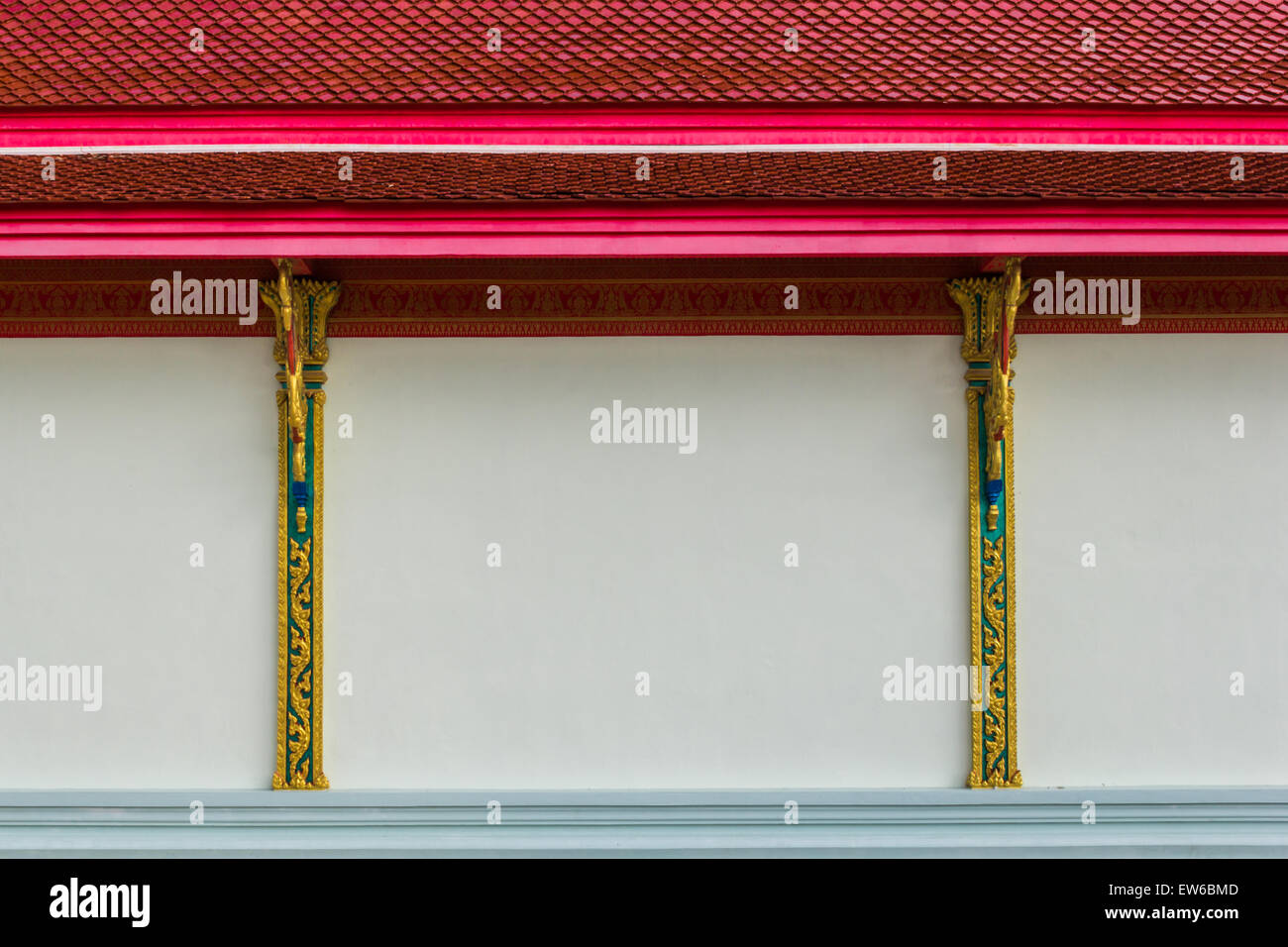 Traditional thai temple roof design hi-res stock photography and images ...