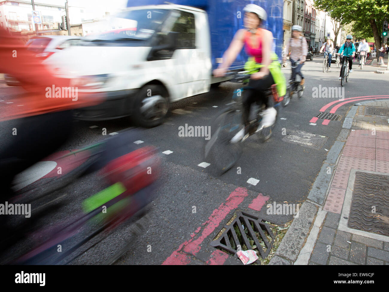 Rush hour cycling london woman hi-res stock photography and images - Alamy