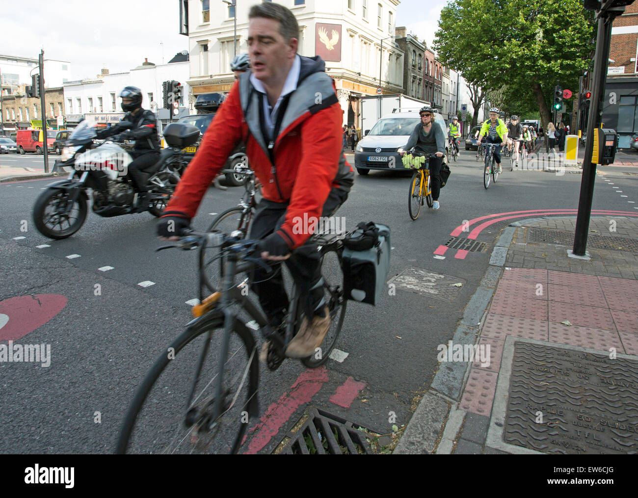 Rush hour cycling london woman hi-res stock photography and images - Alamy