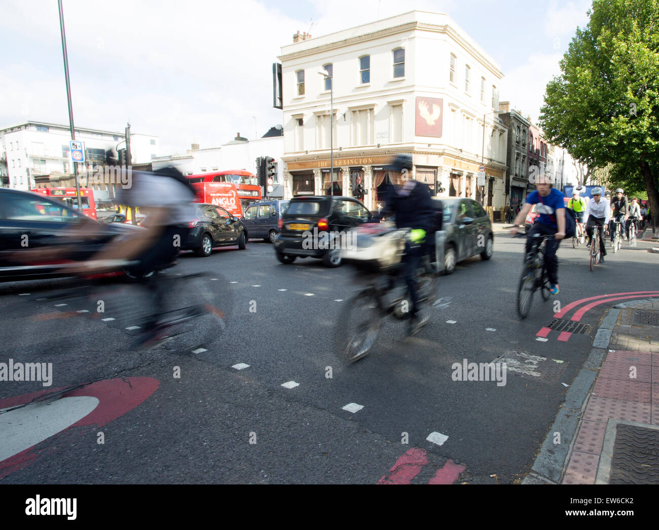 Rush hour cycling london woman hi-res stock photography and images - Alamy
