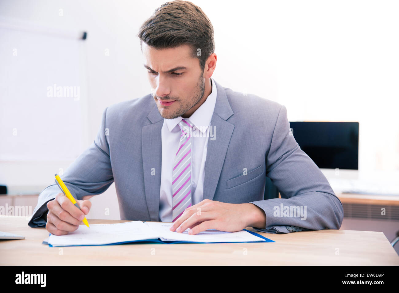 Signing Paper High Resolution Stock Photography and Images - Alamy