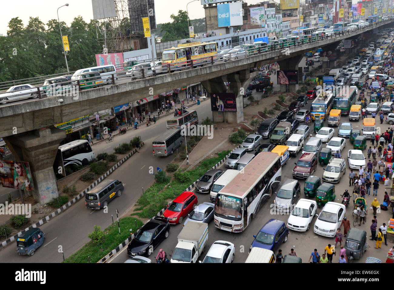 Dhaka, Bangladesh. 18th June, 2015. Traffic overcrowding on the ...