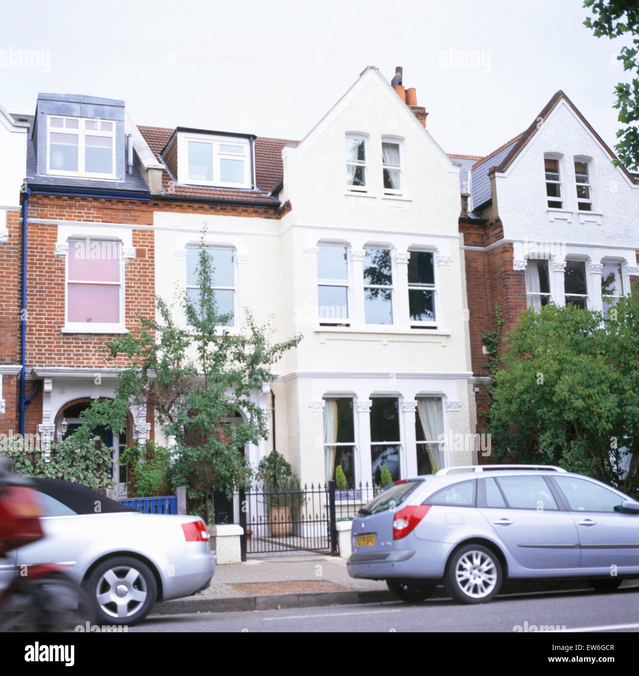 Exterior white painted victorian terraced hi-res stock photography and ...