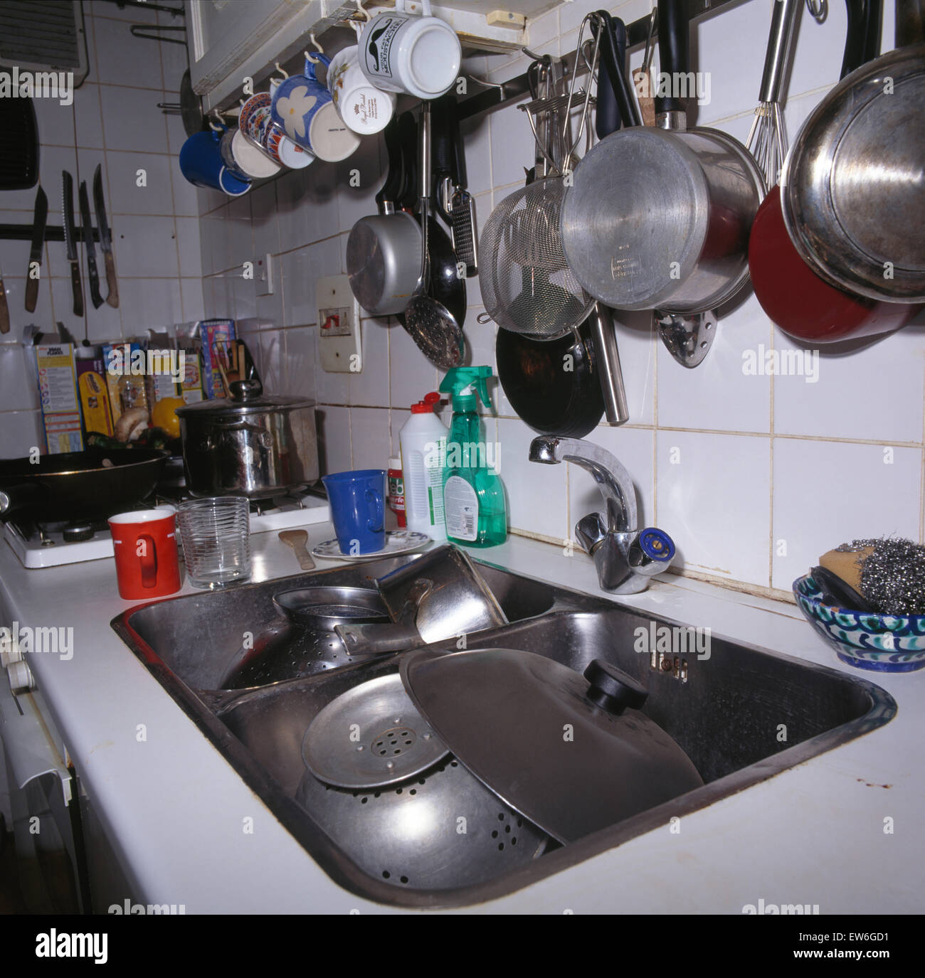 Retro sink hi-res stock photography and images - Alamy