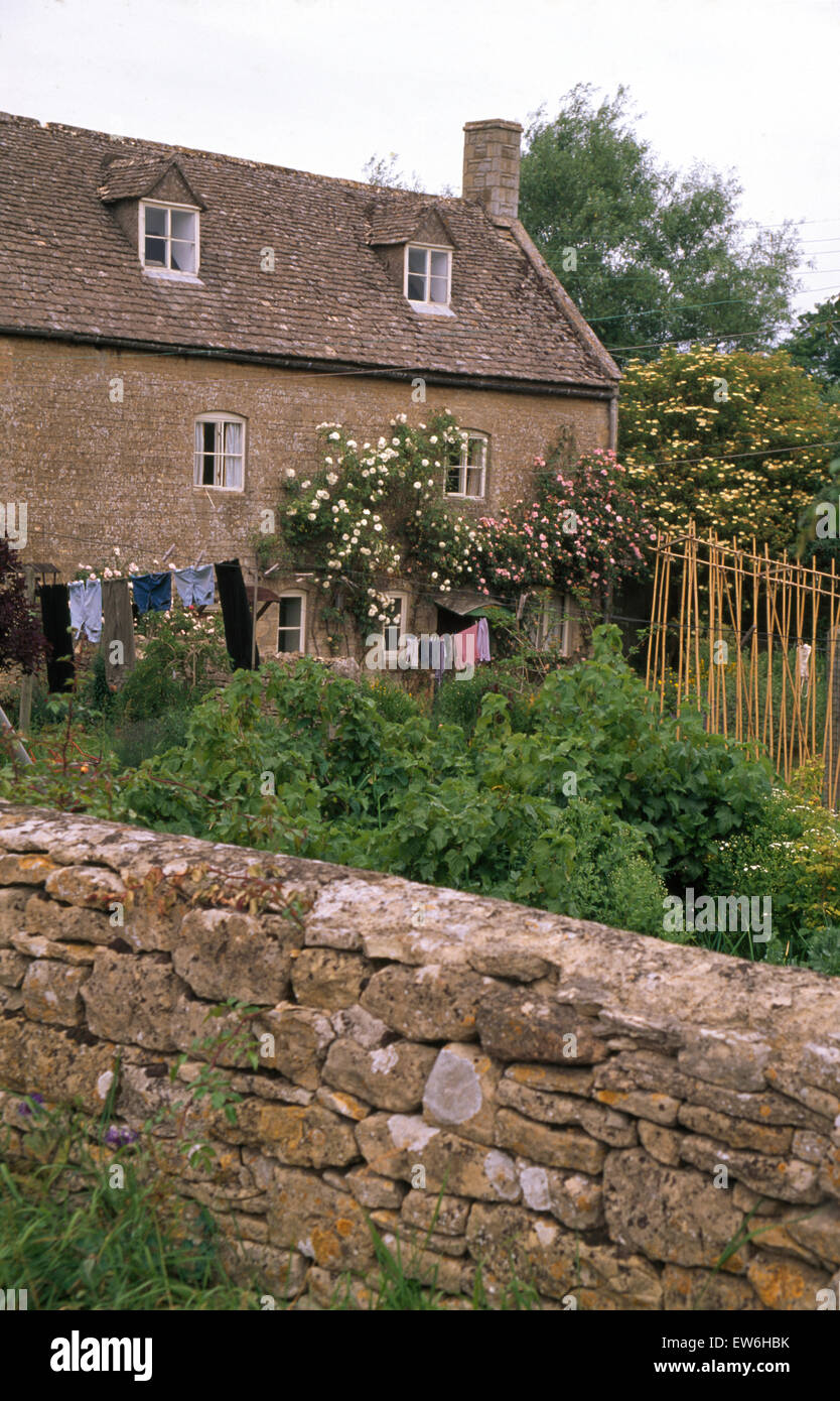 Garden washing line hi-res stock photography and images - Alamy