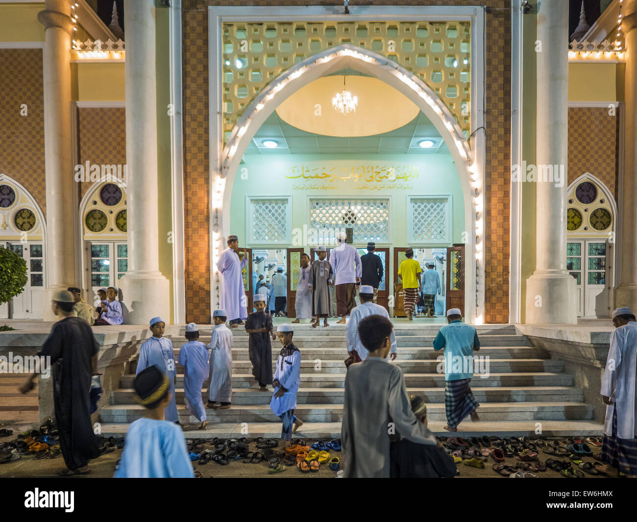 June 18, 2015 - Pattani, Pattani, Thailand - Men file into Pattani ...