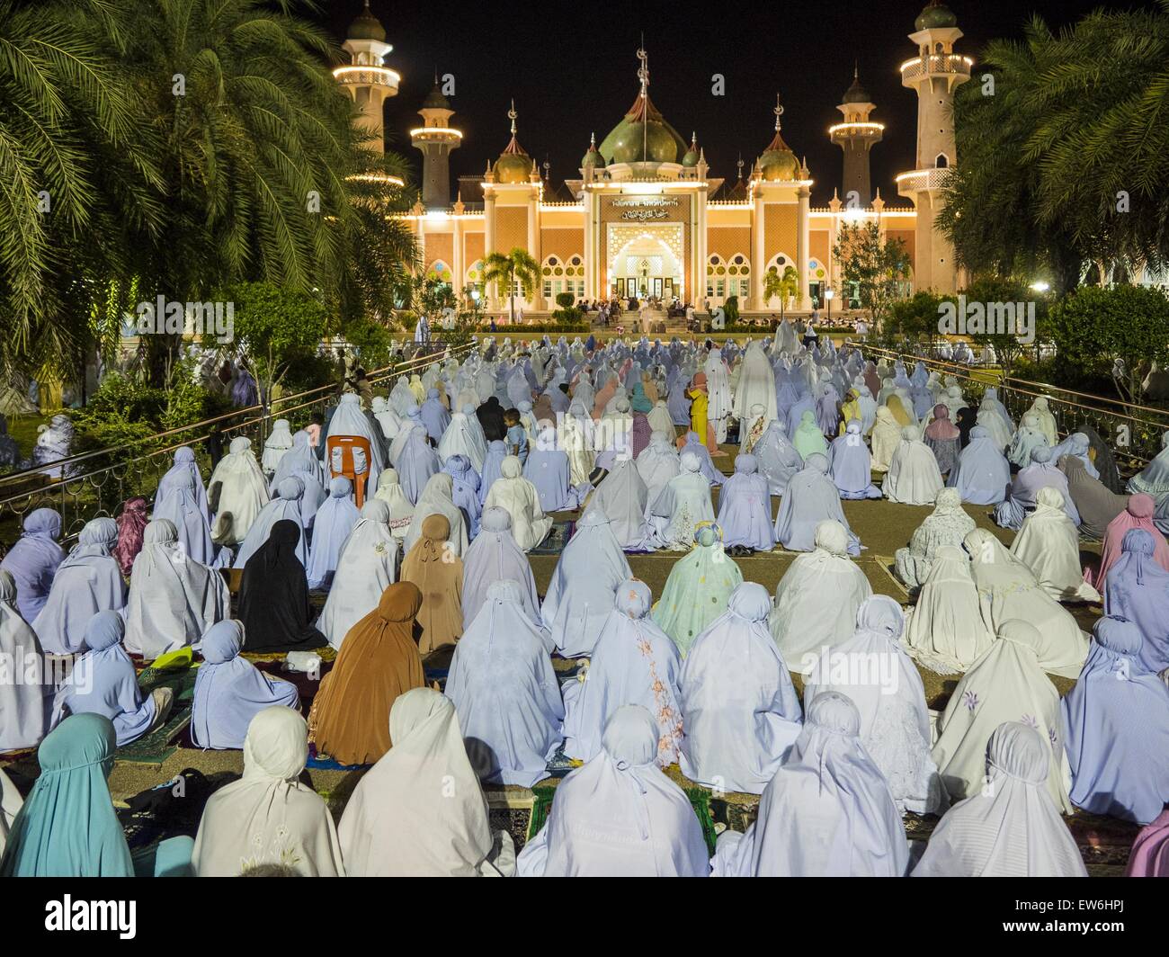 Pattani, Pattani, Thailand. 18th June, 2015. Women sit on the plaza in ...