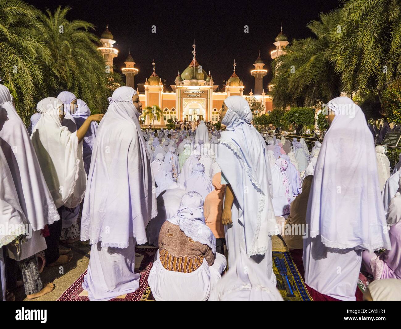 Pattani, Pattani, Thailand. 18th June, 2015. Women sit on the plaza in ...