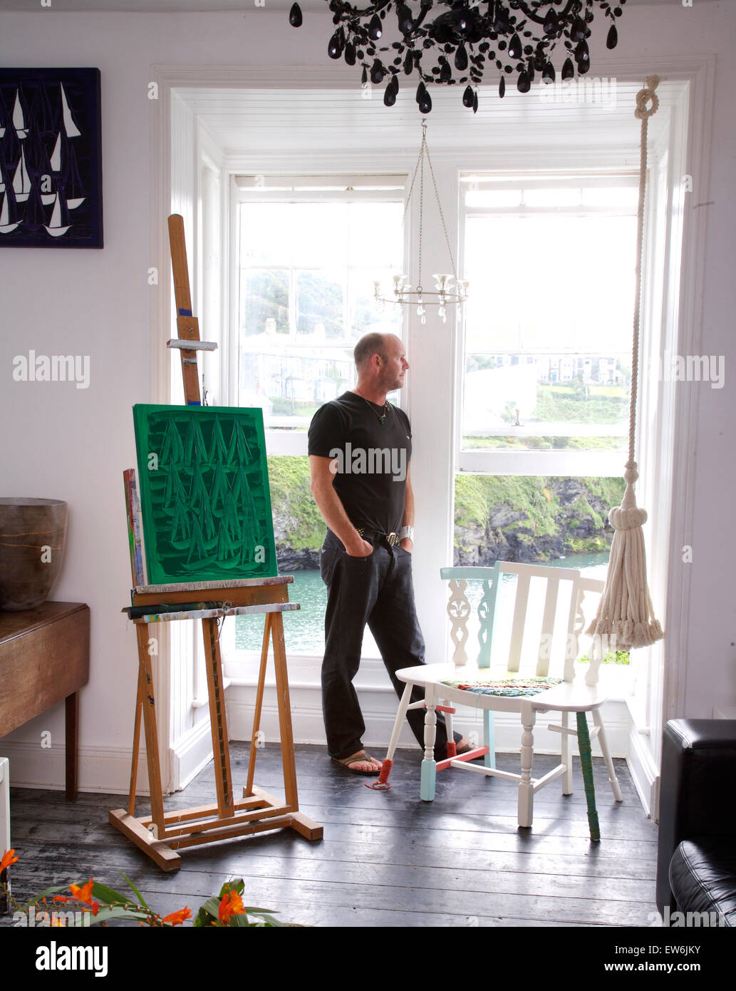 Standing artist hi-res stock photography and images - Alamy