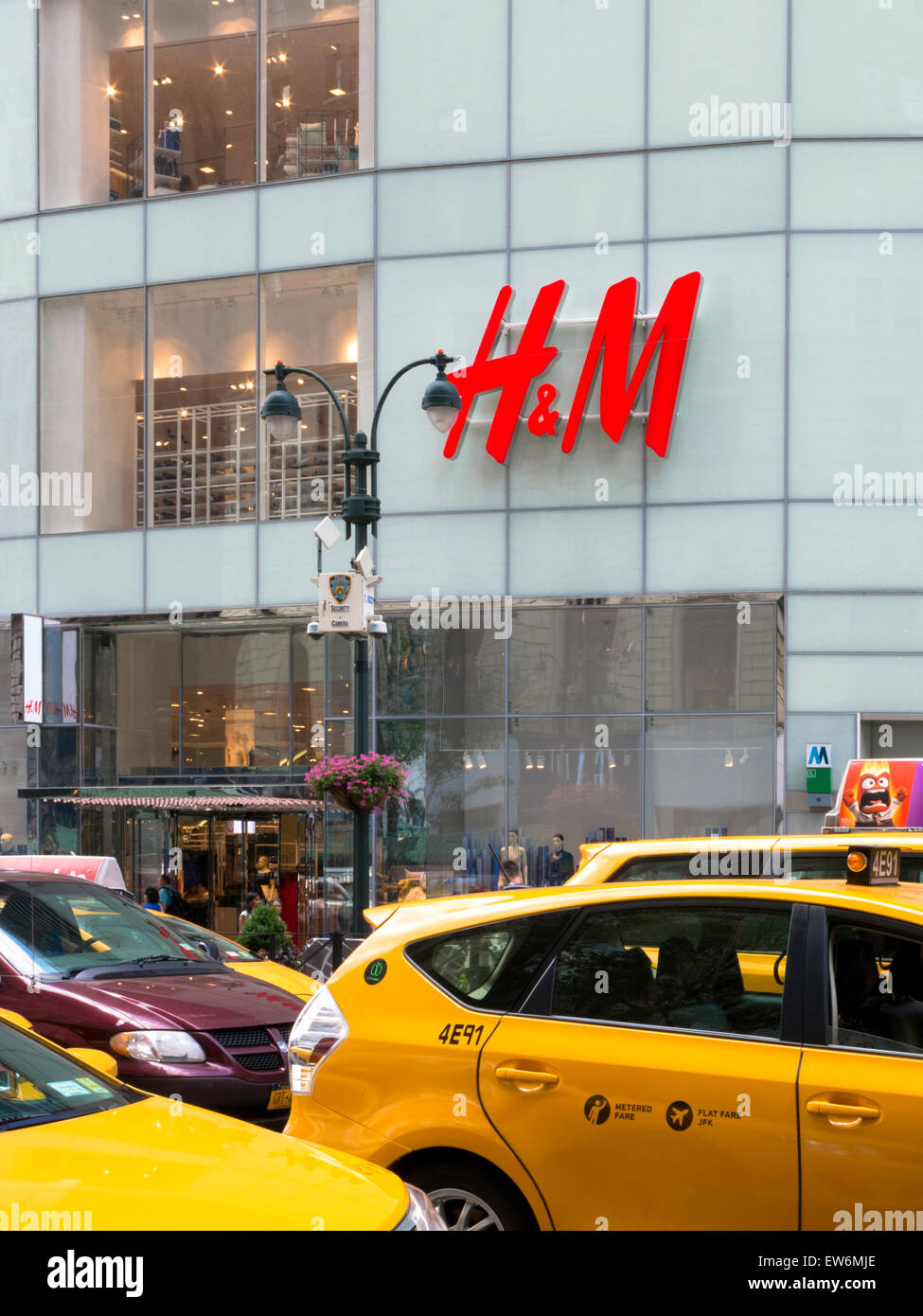 American fast fashion clothing store hi-res stock photography and ...