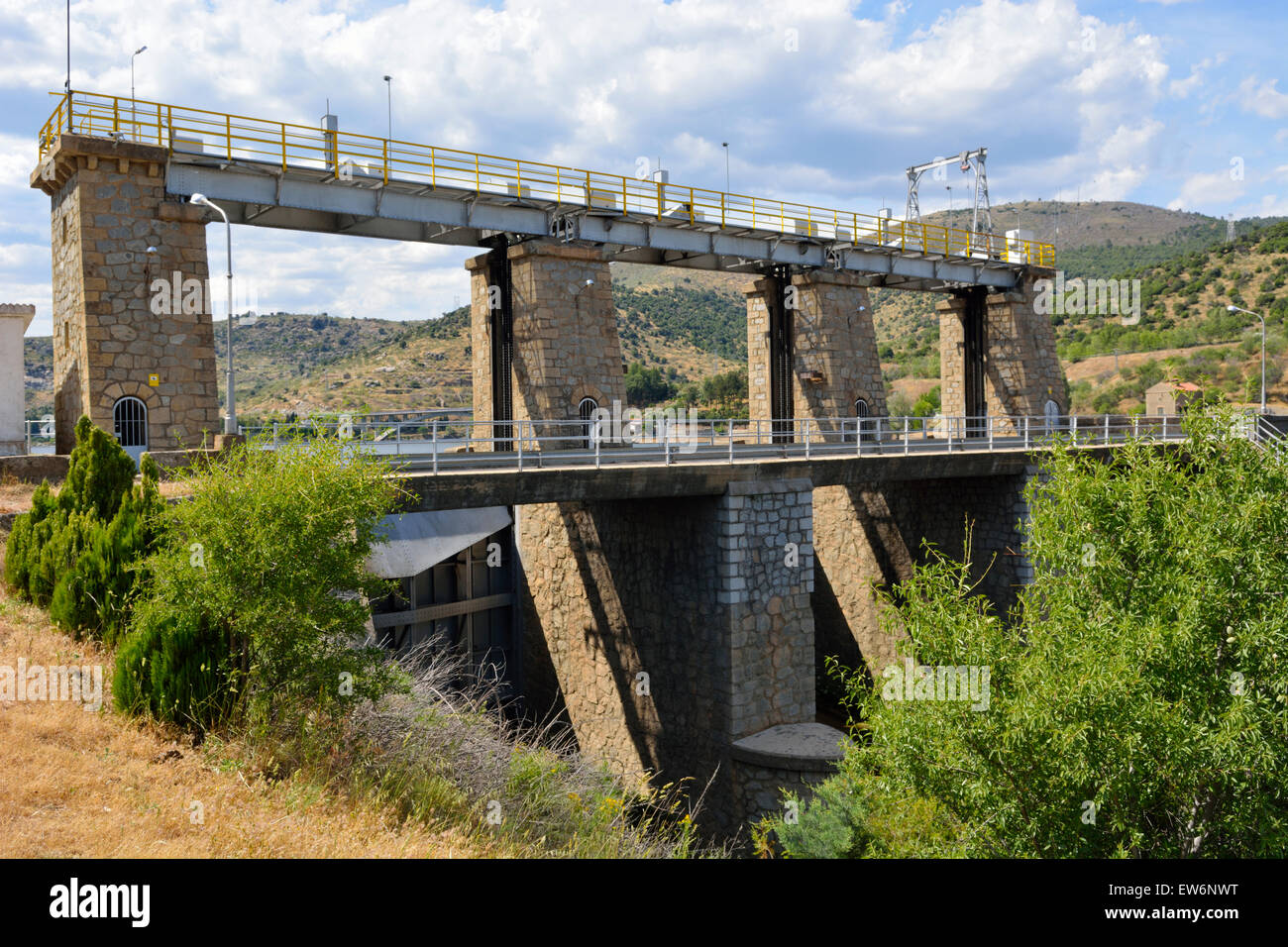 Sluice of dam along Río Alberche with water of reservoir Embalse del ...