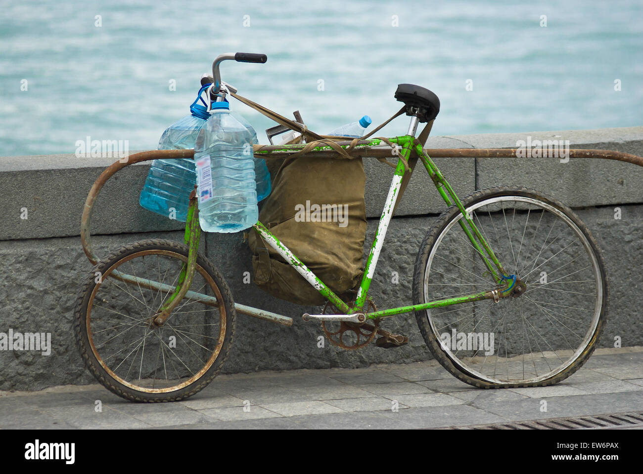 Bike with front carrier hi-res stock photography and images - Alamy