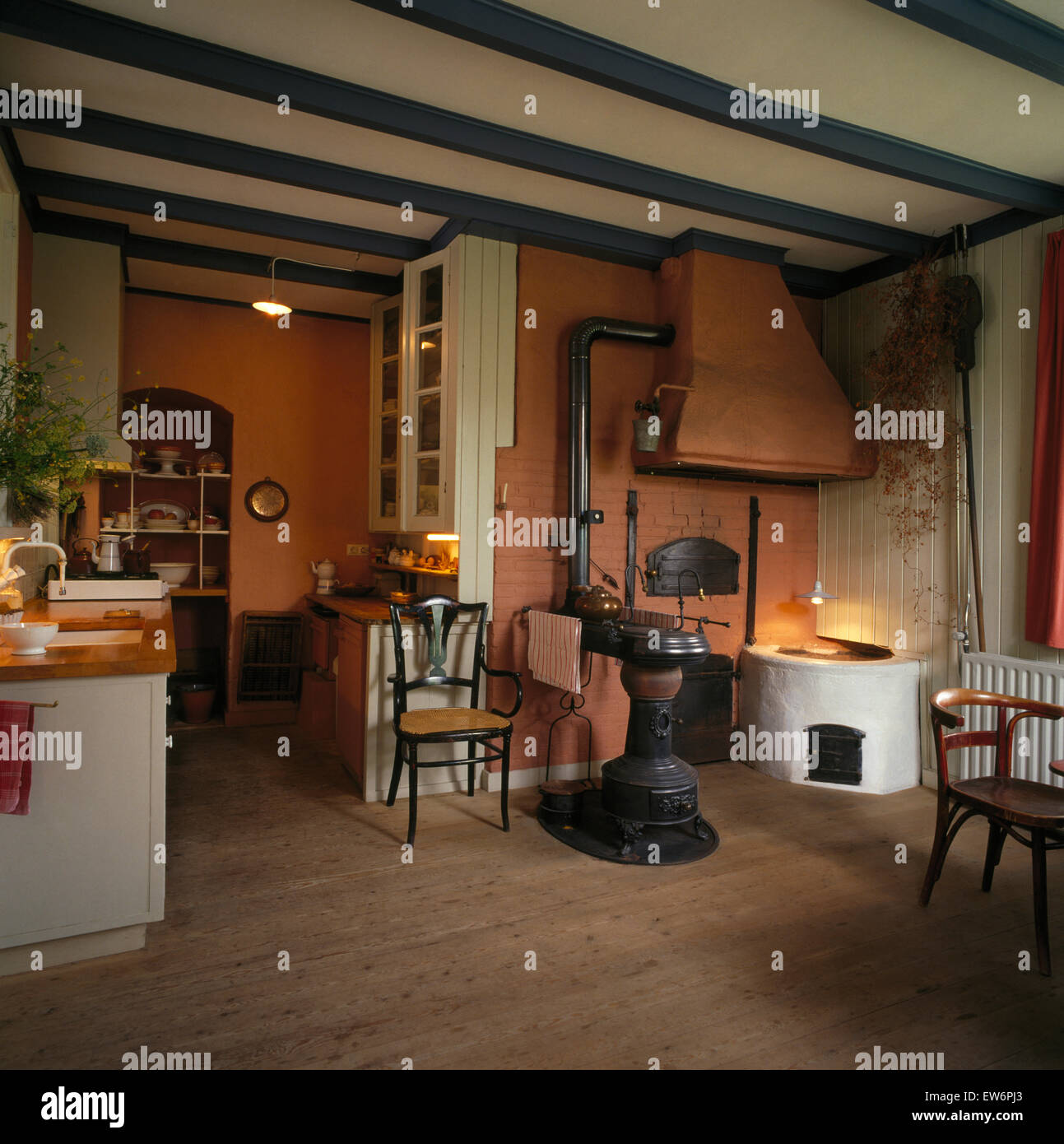 Old fashioned kitchen stove hi-res stock photography and images - Alamy