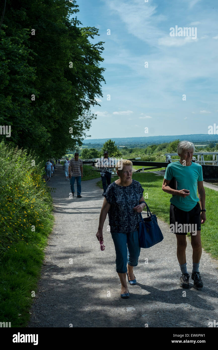 People walking along a towpath at Caen Hill Locks, Devizes, UK Stock ...