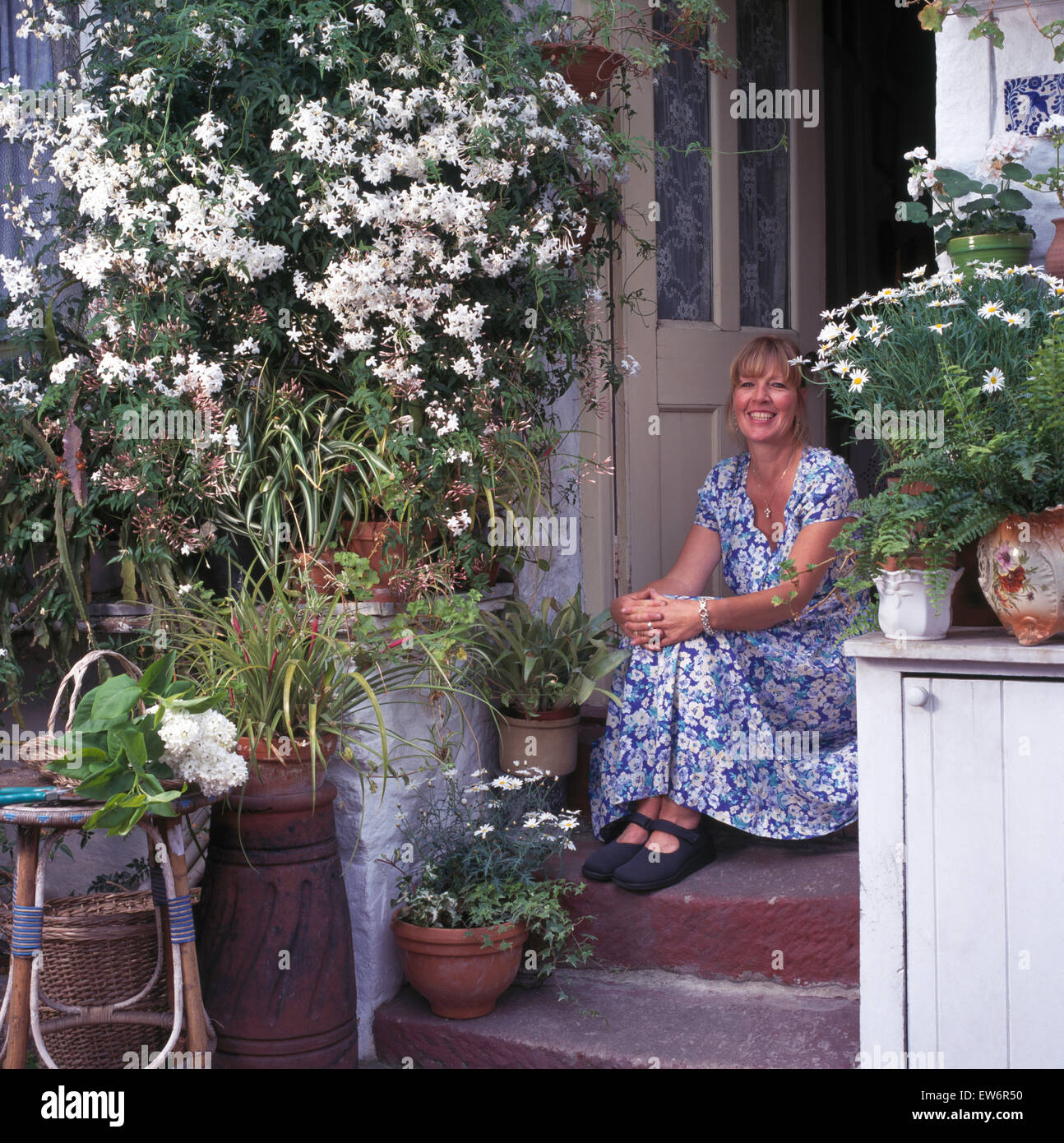 Woman sitting on steps hi-res stock photography and images - Alamy