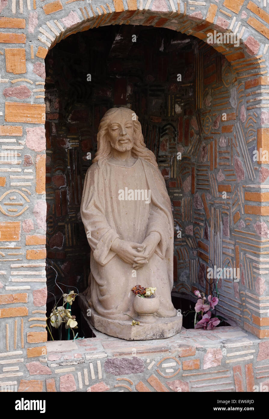 Statue of praying figure, Jesus, in an alcove on Calle Pelícanos in ...