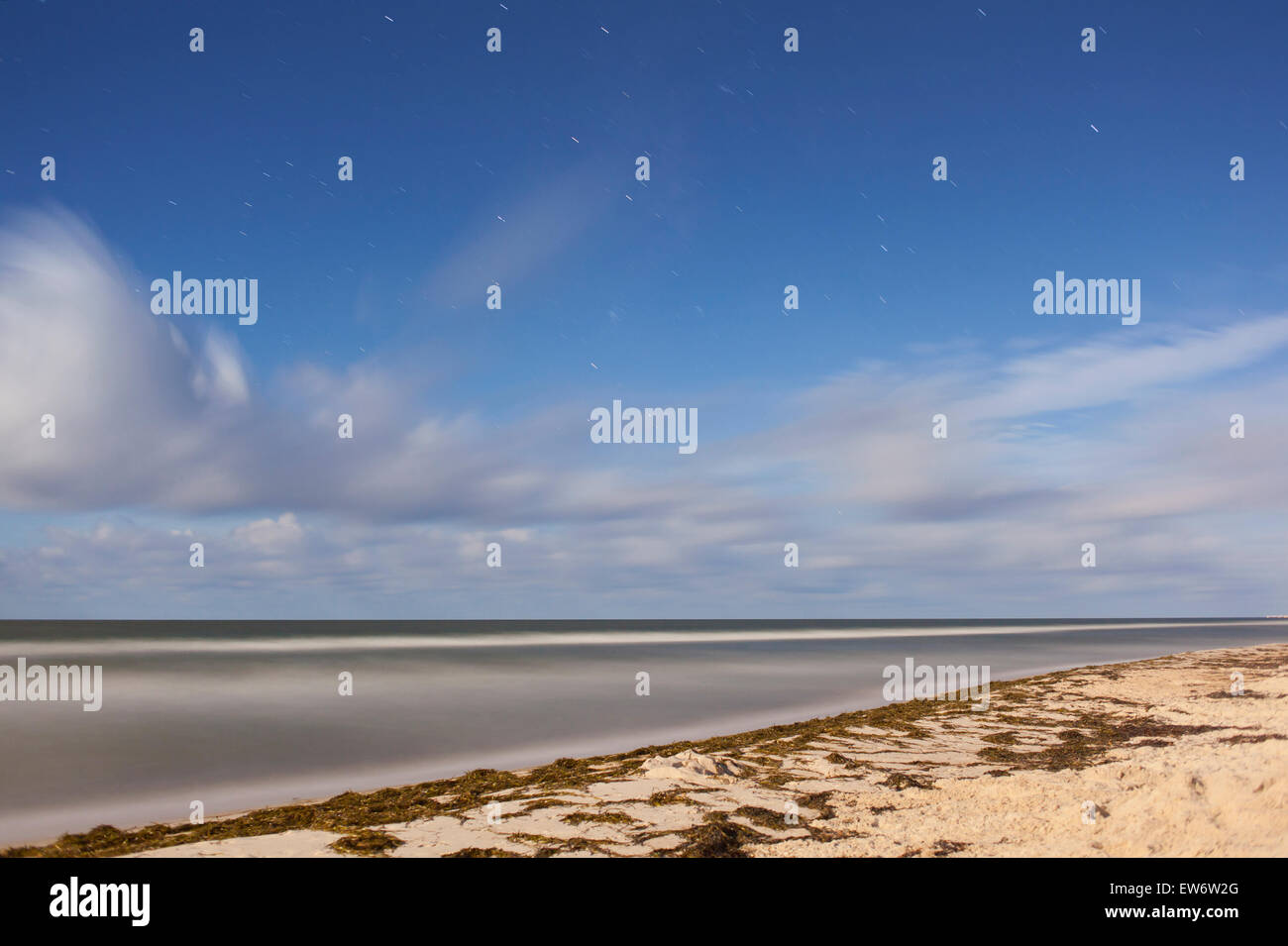 Night sky over ocean hi-res stock photography and images - Alamy