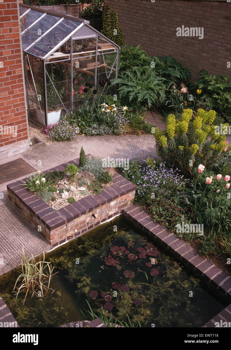 Brick edging hi-res stock photography and images - Alamy