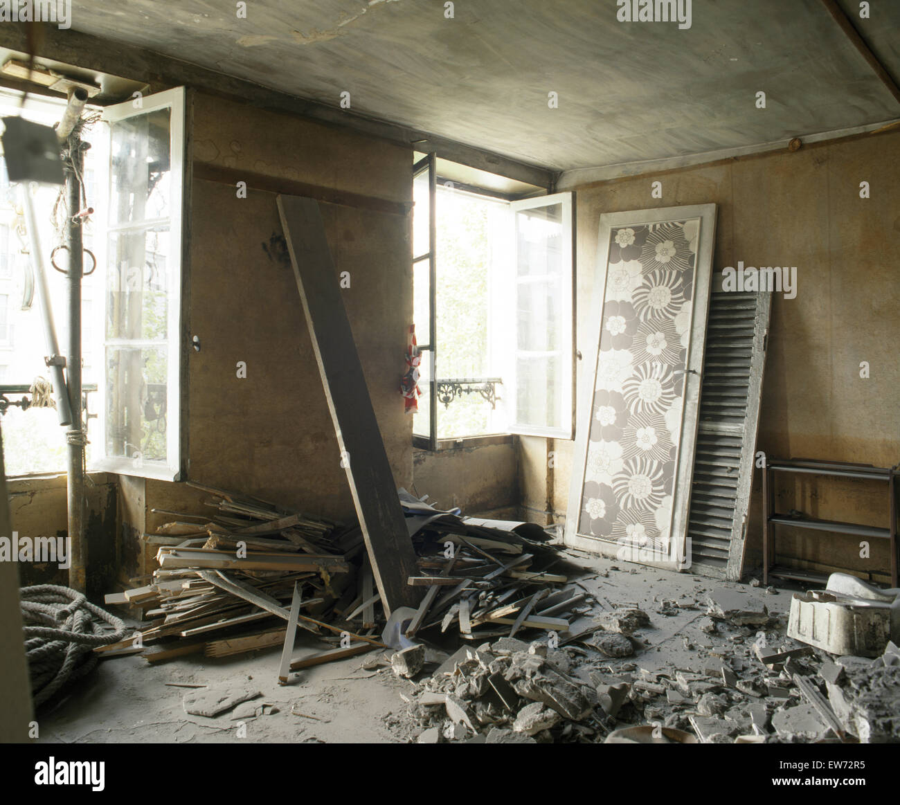 Dilapidated room before building works and renovation Stock Photo - Alamy