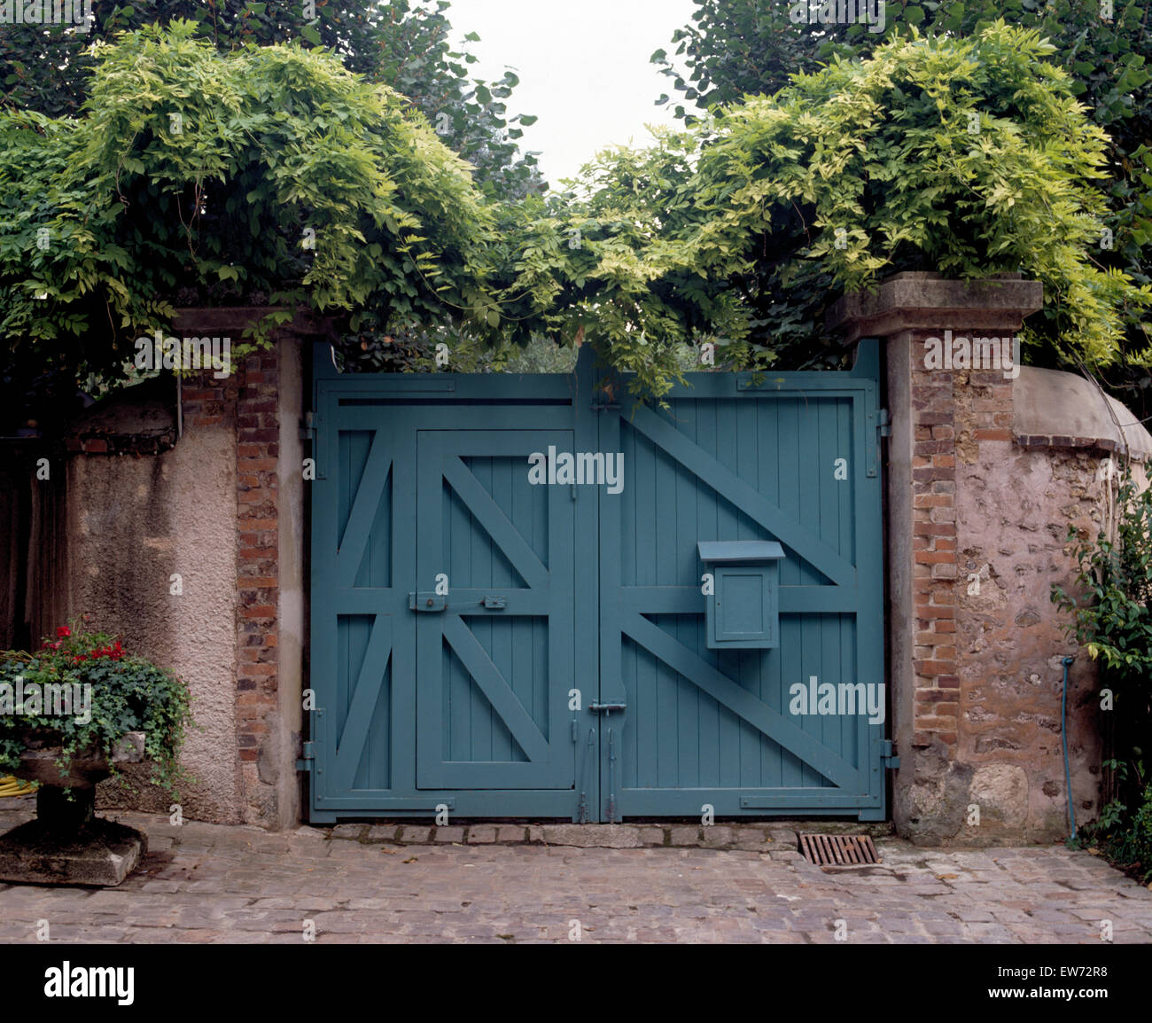 Large wooden gates hi-res stock photography and images - Alamy