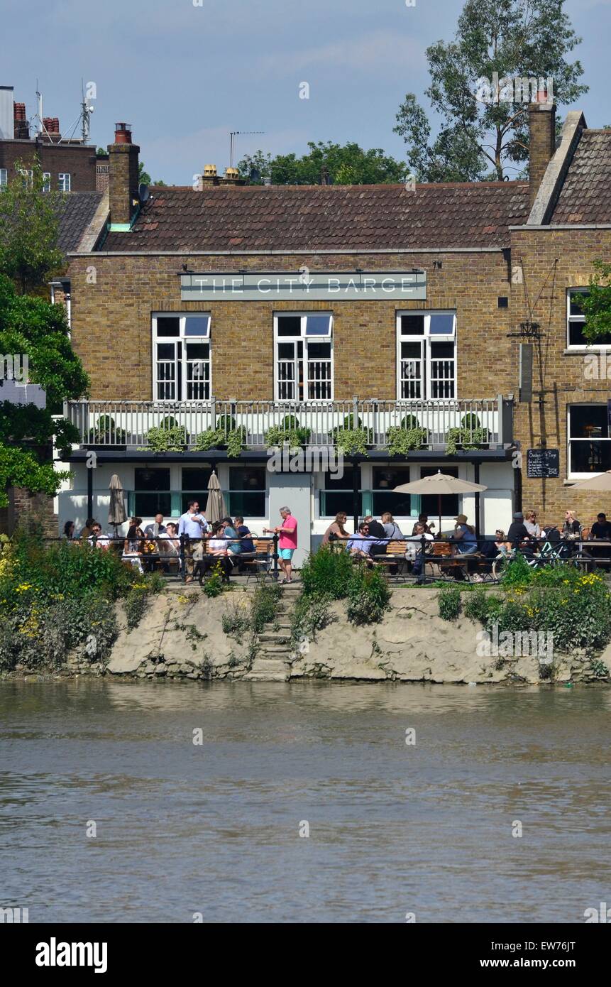 Riverside pub garden hi-res stock photography and images - Alamy