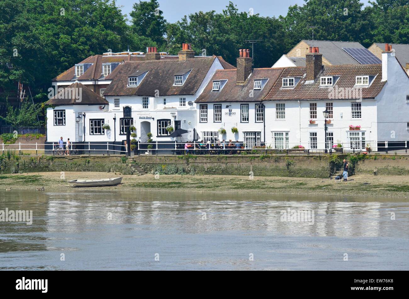 Uk country pub by a green hi-res stock photography and images - Alamy