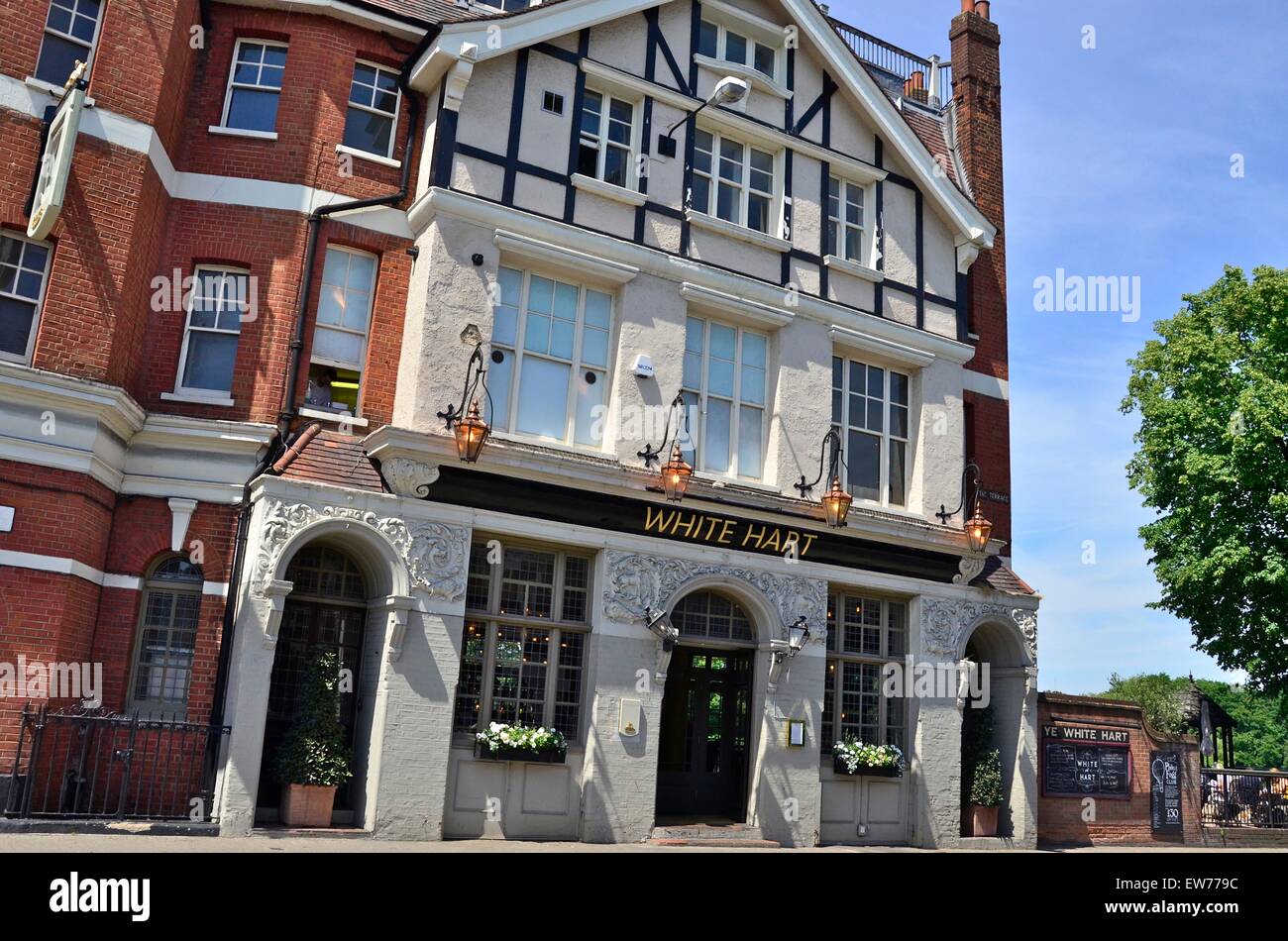 The white hart barnes hi-res stock photography and images - Alamy