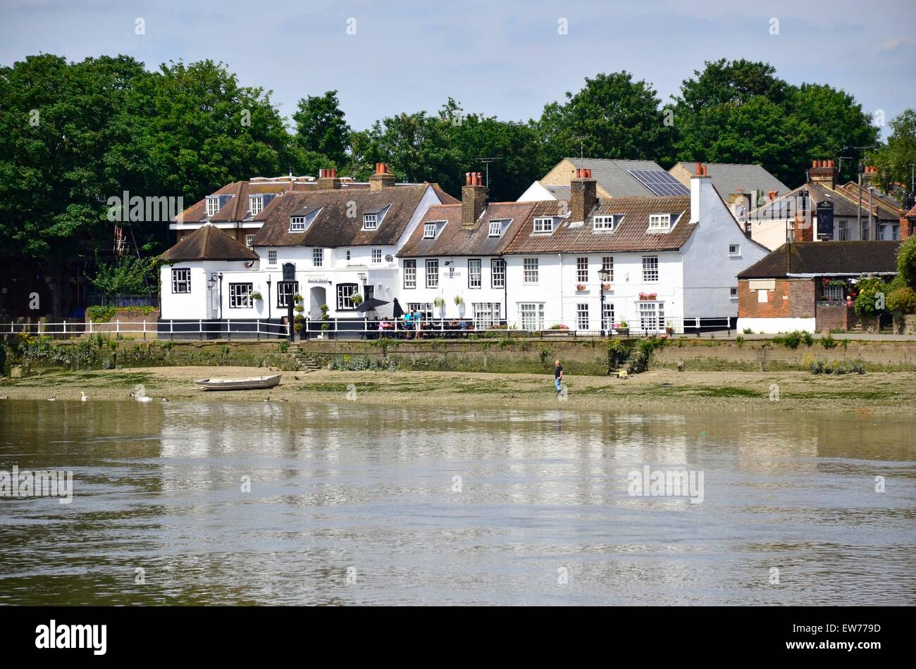 The Bulls Head pub, Strand-on-the-Green, Chiswick, London, England, UK ...