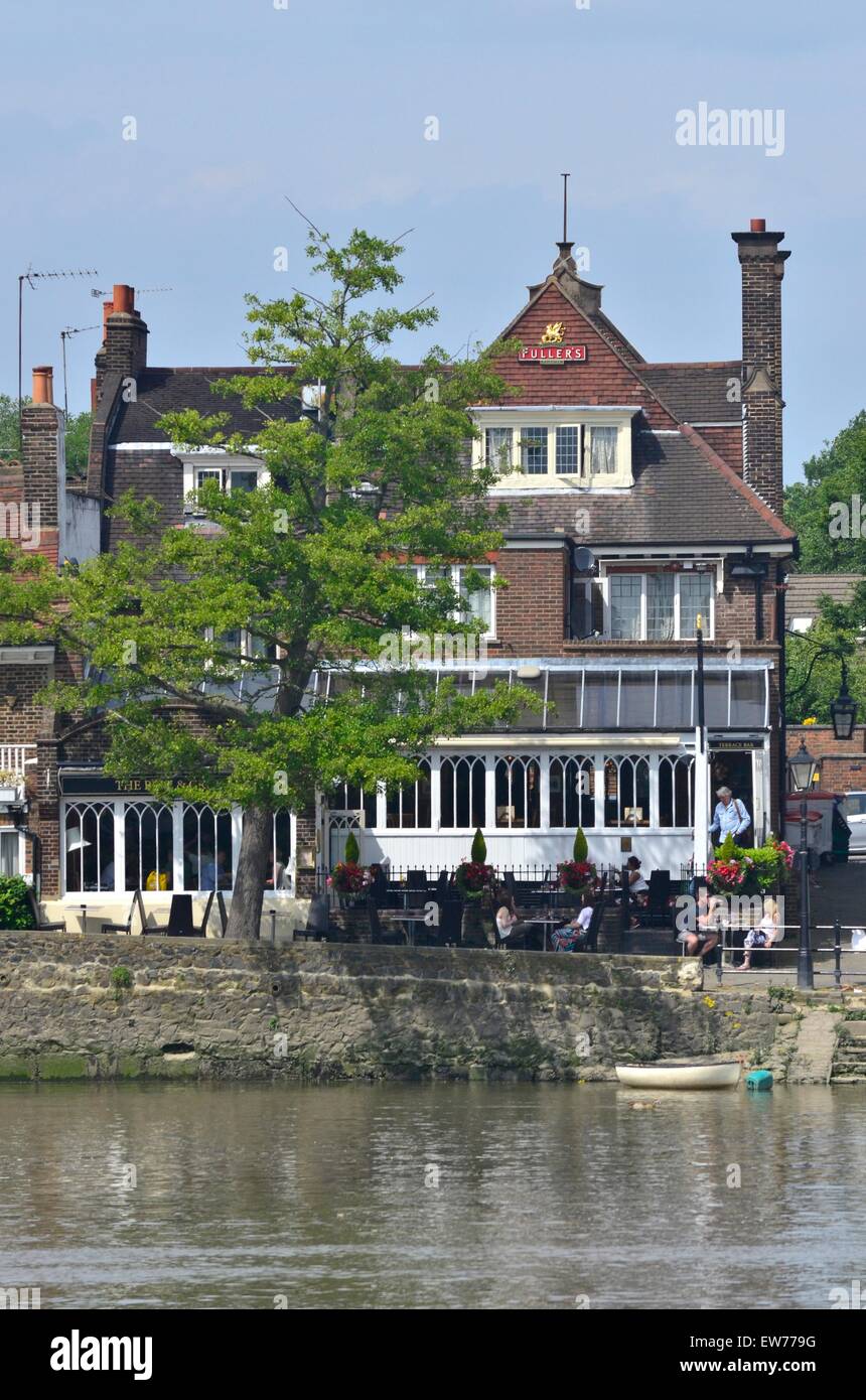 The Bell & Crown pub, Chiswick, London, England, W4 Stock Photo - Alamy