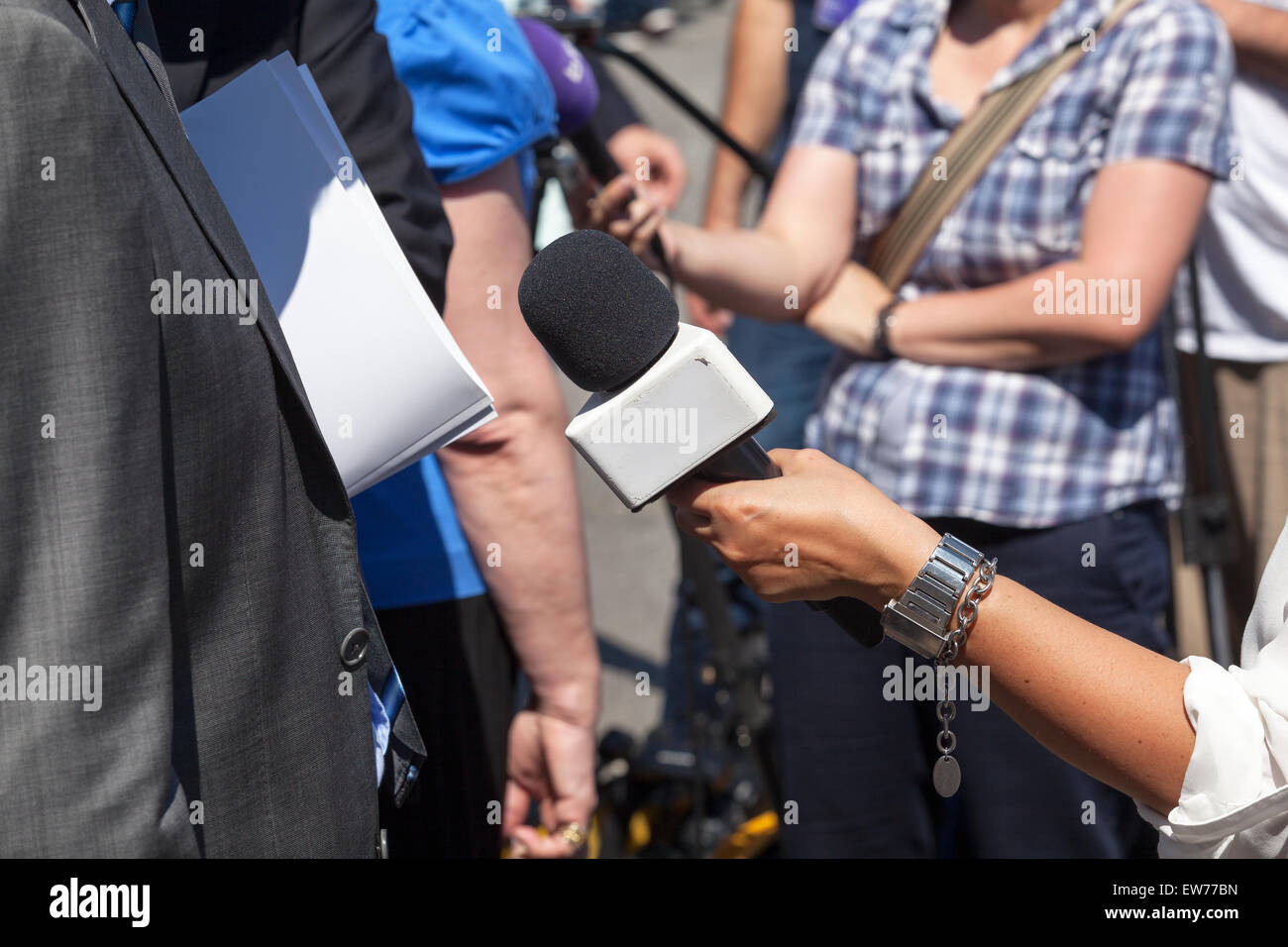 Reporter street interview hi-res stock photography and images - Alamy