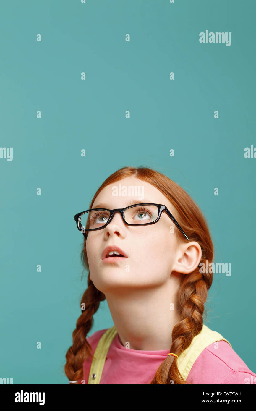 Little girl looking up Stock Photo - Alamy