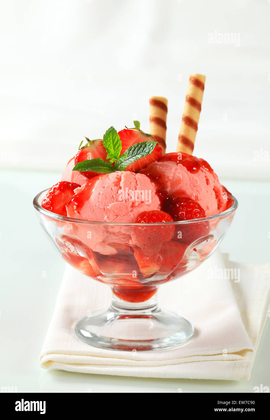 Strawberry ice cream sundae with wafer sticks Stock Photo - Alamy