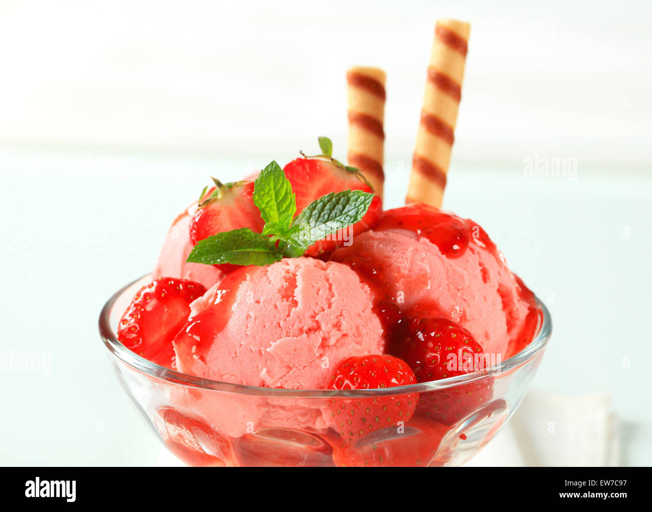 Ice cream sundae with fruit hi-res stock photography and images - Alamy