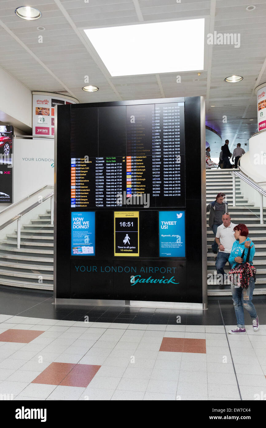 London gatwick departure screen hi-res stock photography and images - Alamy