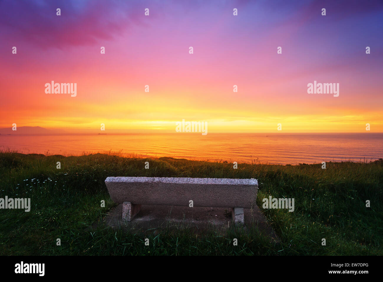 Bench cliff sea hi-res stock photography and images - Alamy