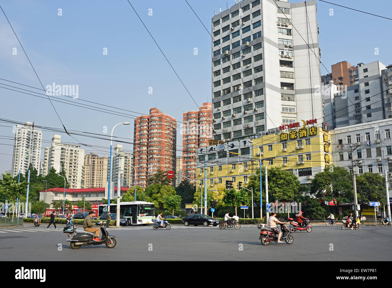 Small shops in the Old City ( surrounding Yuyuan Garden district ...