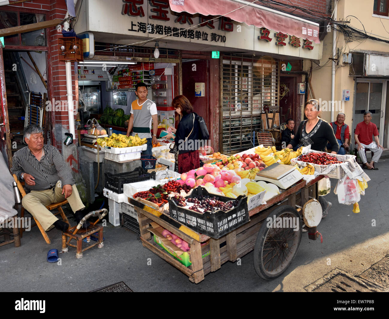 Small shops in the Old City ( surrounding Yuyuan Garden district ...