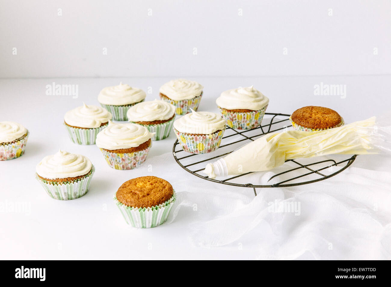 Cupcakes on a cooling rack waiting to be iced Stock Photo - Alamy