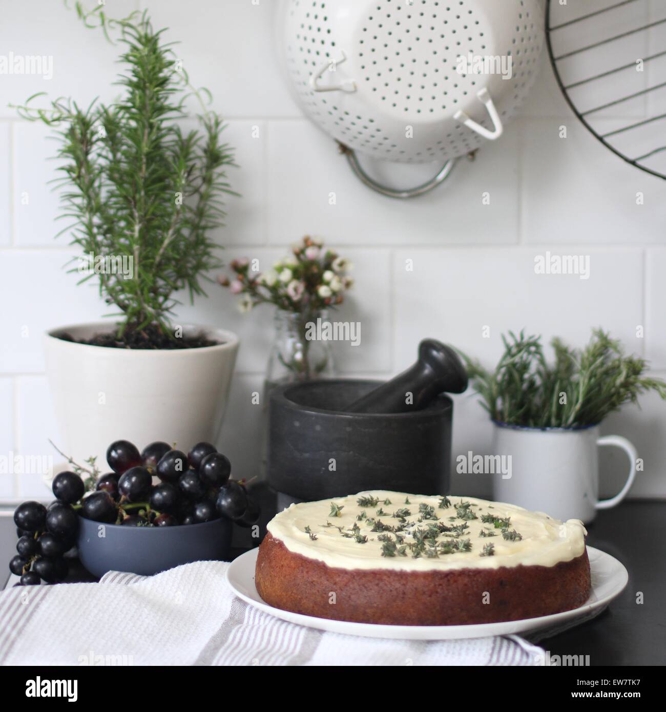 Baked sponge cake in the kitchen Stock Photo - Alamy
