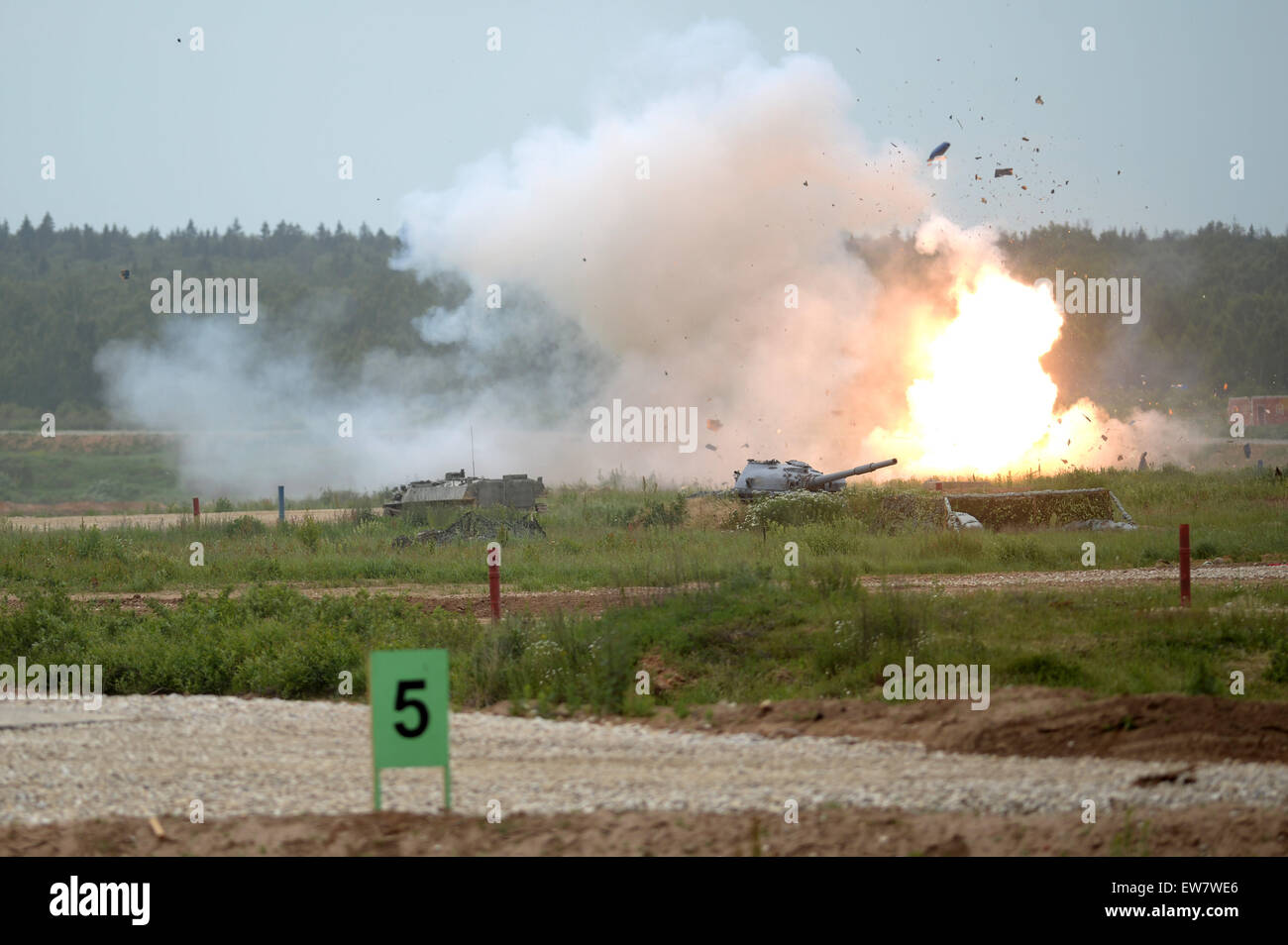 Man with rocket launcher hi-res stock photography and images - Alamy