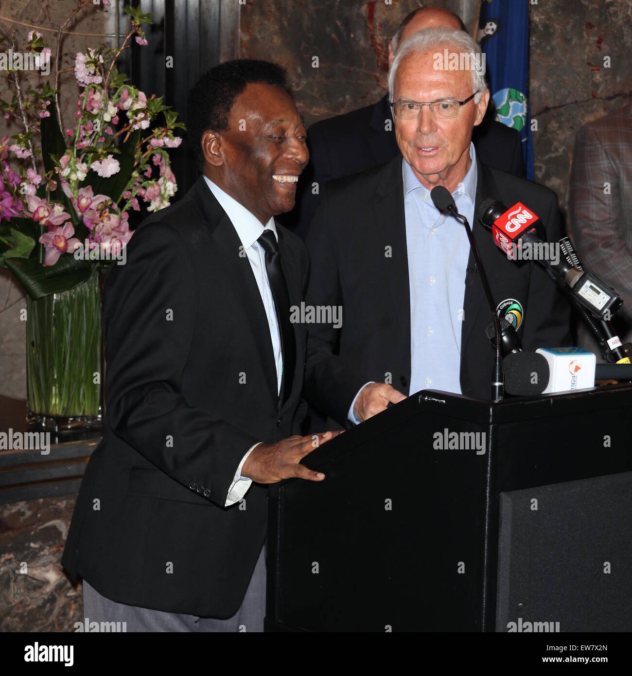 Pele cosmos and franz beckenbauer light the empire state building hi ...