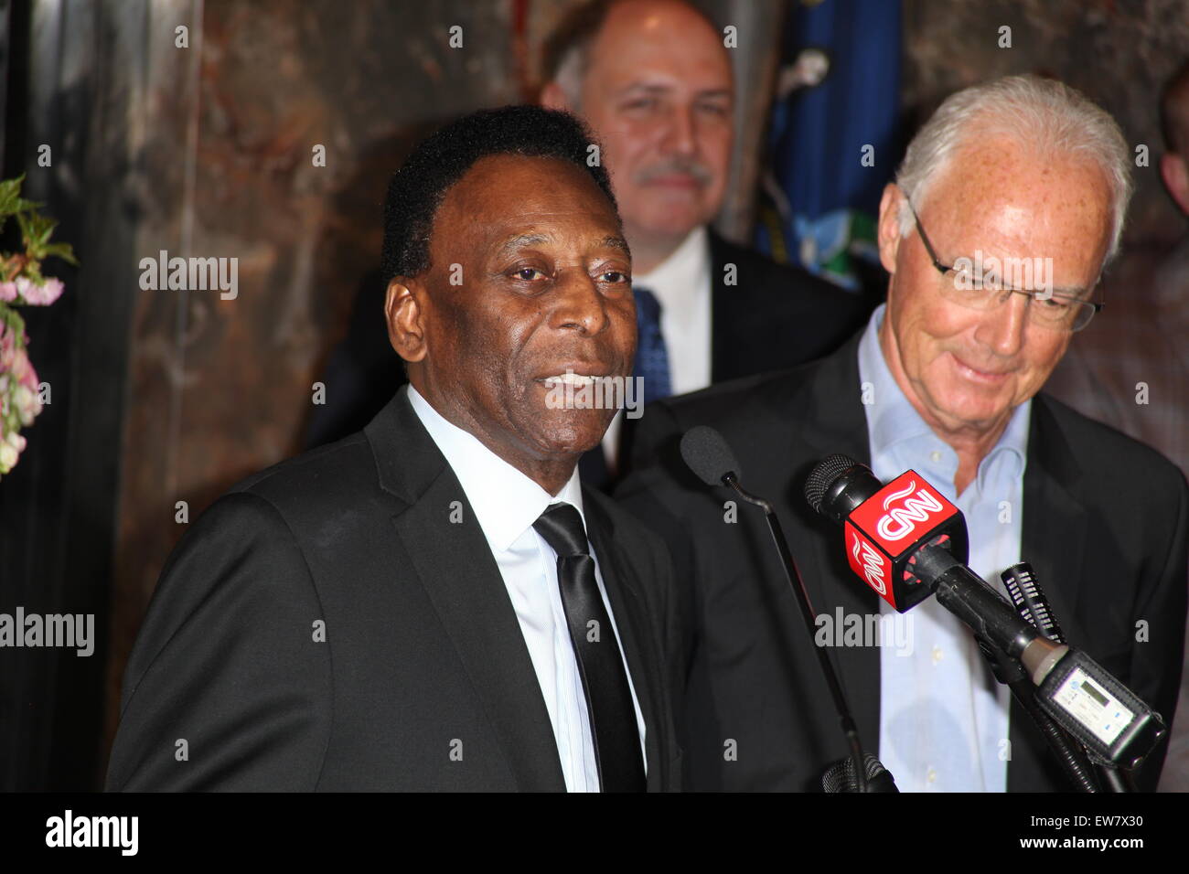 Pele cosmos and franz beckenbauer light the empire state building hi ...