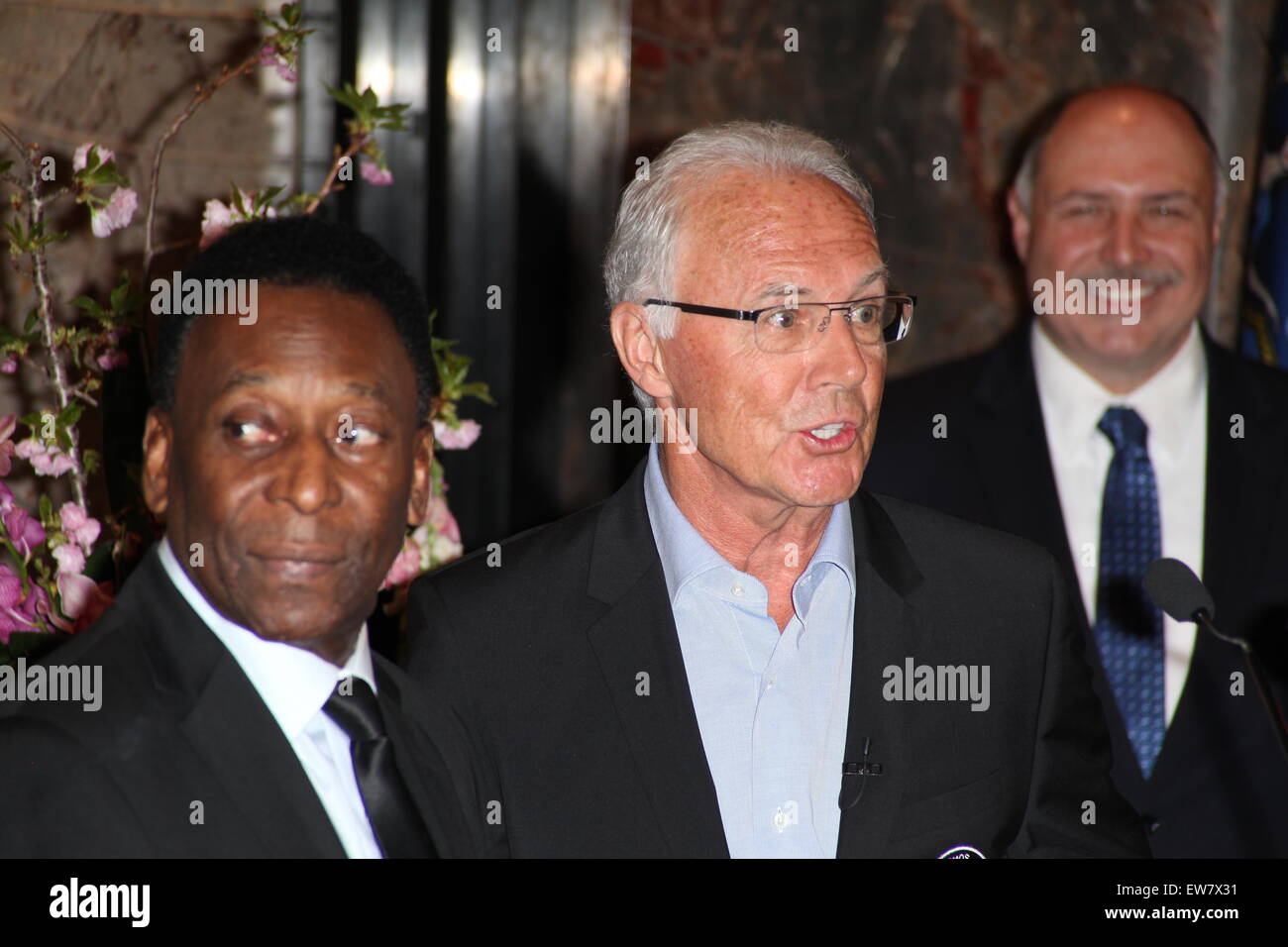 Pele cosmos and franz beckenbauer light the empire state building hi ...